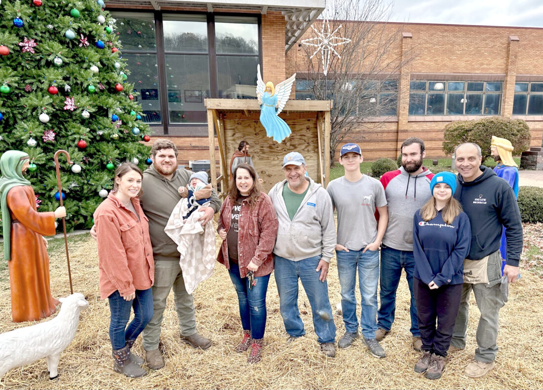 Volunteers ‘decking’ the cities for Christmas | News, Sports, Jobs ...